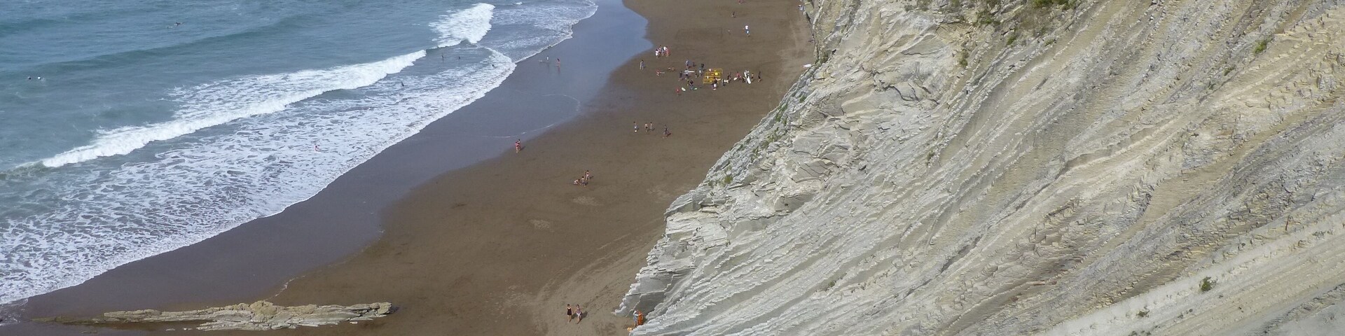 Playa de Itzurun y Flysch en Zumaia, Gipuzkoa, en el País vasco (España).