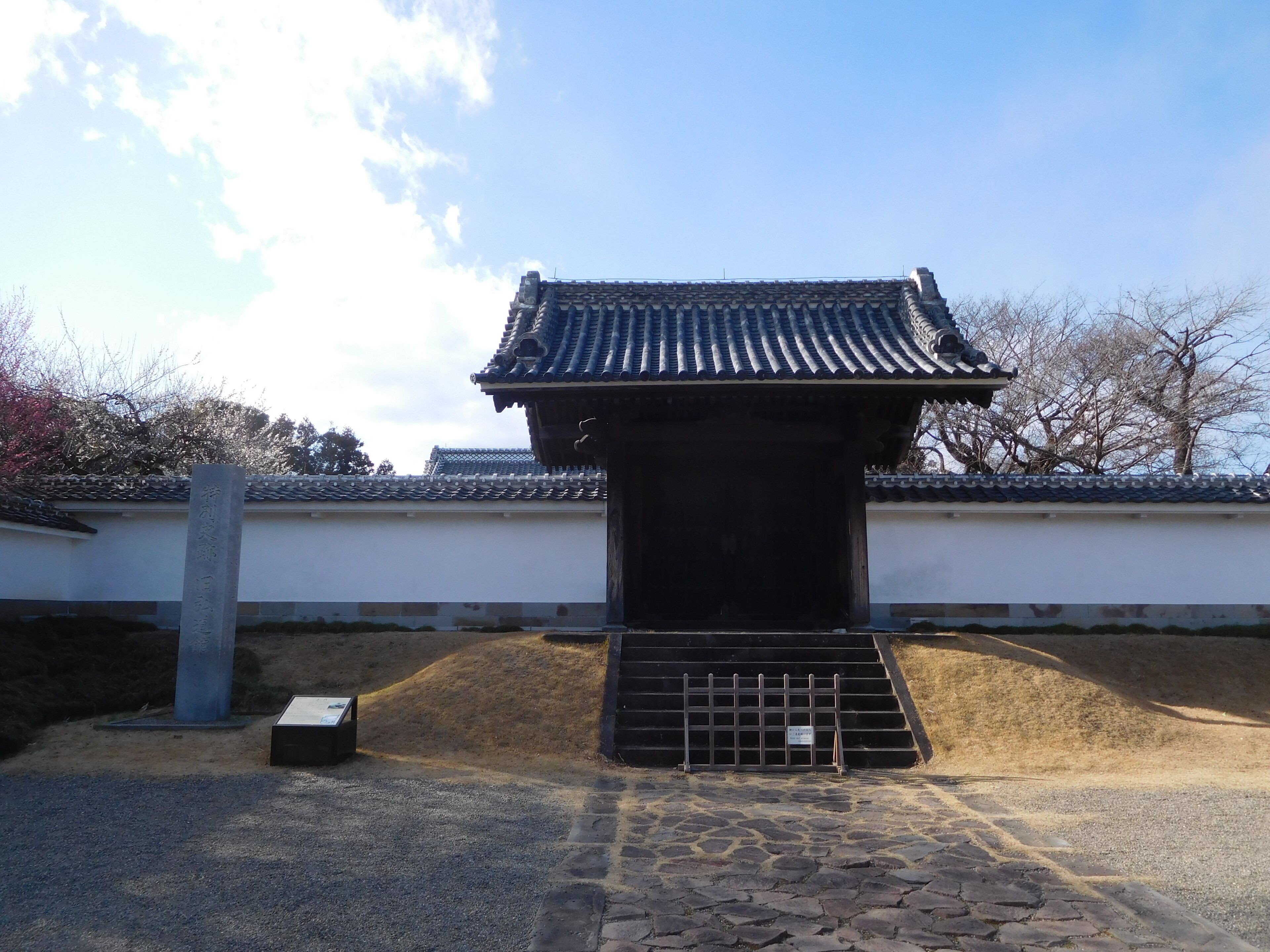 This is a gate of Kodokan in Mito, Japan.