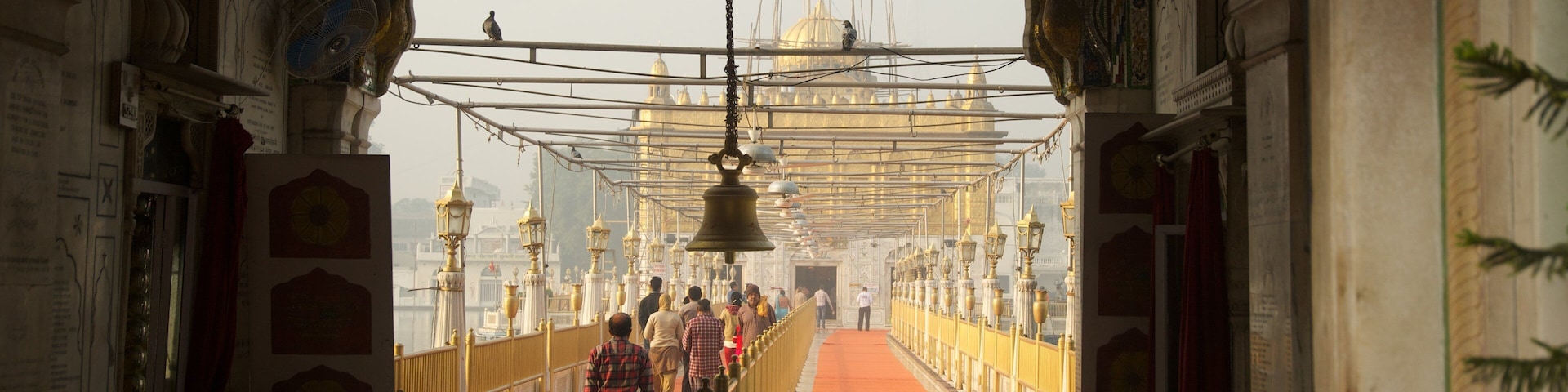 Templo Durgiana que inclui elementos de patrimônio e um templo ou local de adoração assim como um pequeno grupo de pessoas