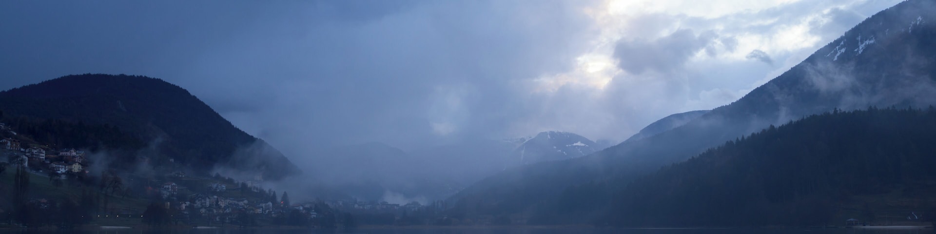 Biotopo Paludi di Sternigo. Prime luci dell'alba sul lago di Serraia durante una mattina molto nuvolosa di fine Marzo. (Q3640230)