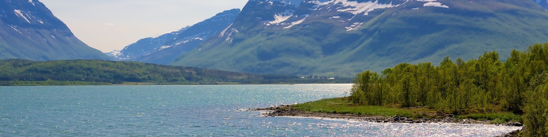 Storfjord caracterizando litoral acidentado, montanhas e paisagens litorâneas