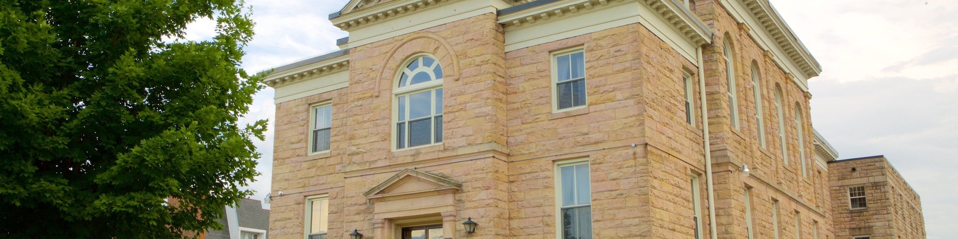 Summersville showing heritage elements