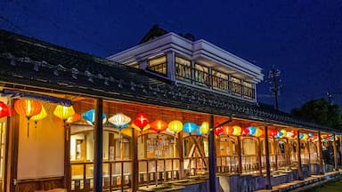 Um edifício tradicional com varanda, decorado com lanternas coloridas.