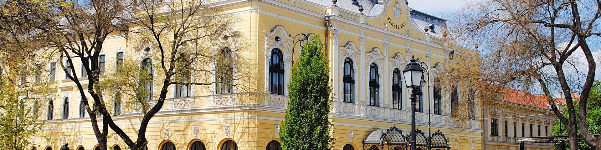 Hungary, this place blew my mind and above all, this small town which is called Hódmezővásárhely. Yes, I know, it's unpronounceable but this town mixes colourful buildings with old retro shops, all in a peacefull enviroment.
#Hungary #colourful