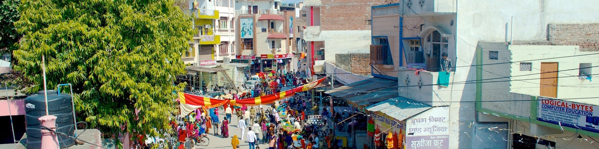 Rudrapur caracterizando cenas de rua assim como um grande grupo de pessoas