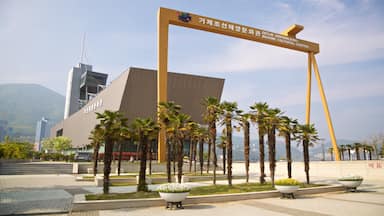 Um edifício moderno com uma grande placa que diz "GEOJE Shipbuilding Marine Cultural Center".