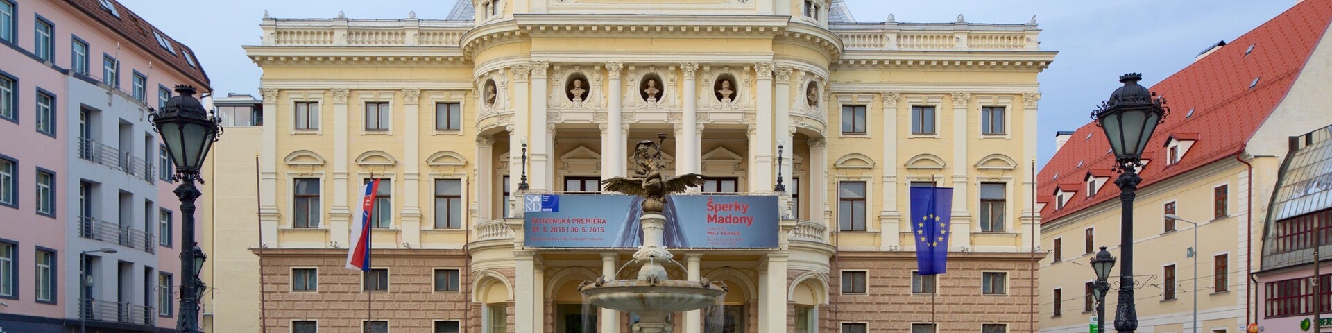 Antigo Teatro Nacional Eslovaco mostrando arquitetura de patrimônio, uma praça ou plaza e cenas de teatro