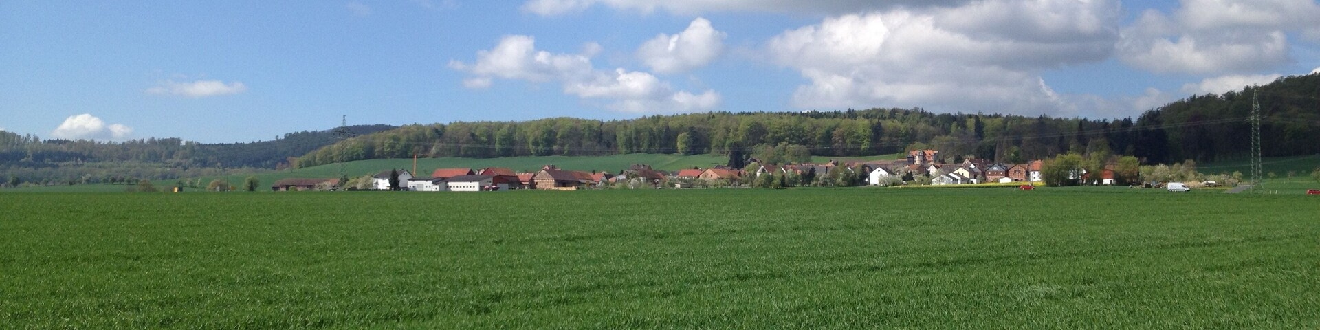 Blick auf Riede, einen Ortsteil von Bad Emstal, vom Sportplatz aus.