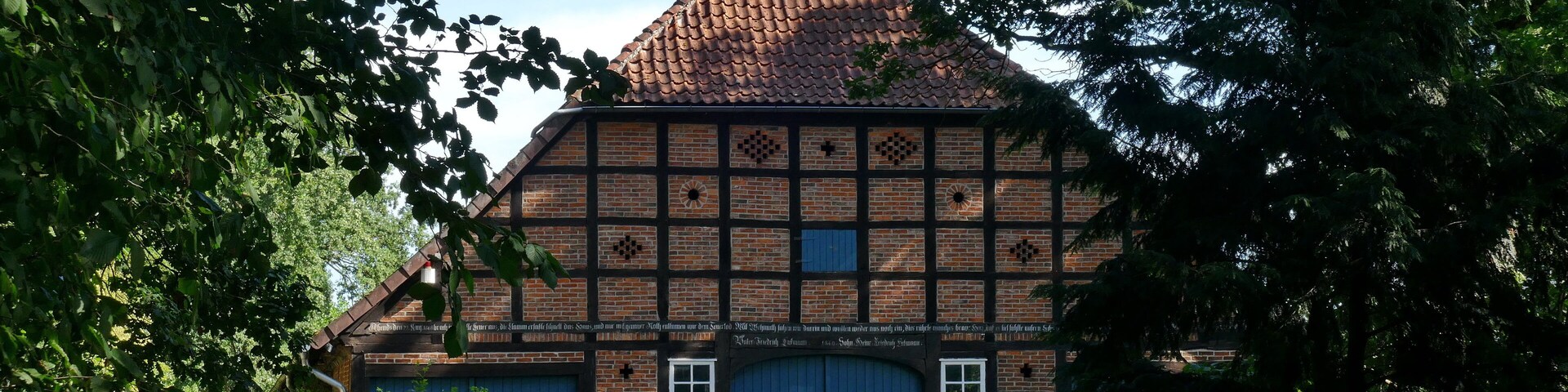 Die Hofstelle In den Tweechten 6, in Fuhrberg, einem Ortsteil der Stadt Burgwedel, ist ein Baudenkmal.