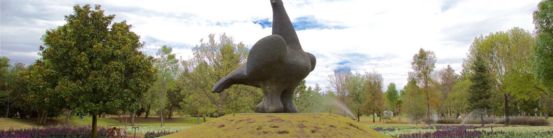Xochitla que inclui flores silvestres, um monumento e um jardim