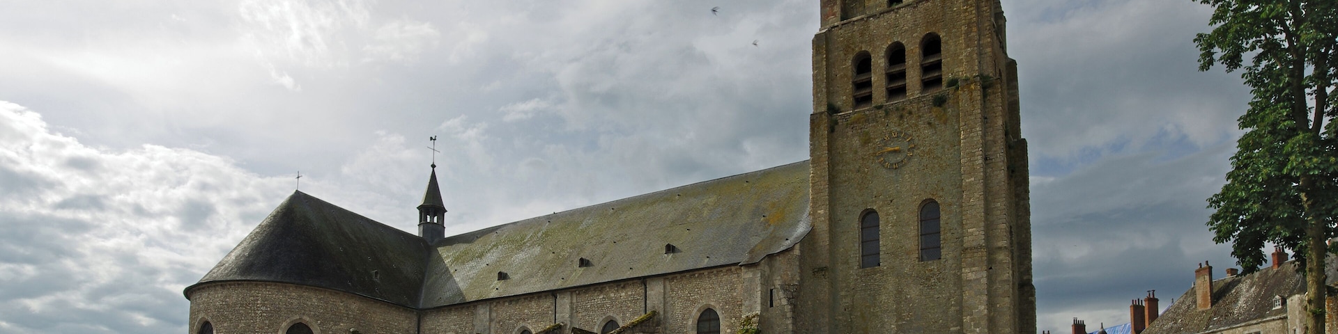 La collégiale Saint-Liphard. Bâtie à l'endroit d'un monastère sur la tombe de Saint-Liphard (✝565), l'église sera consacrée le dimanche 16 octobre 1104 en présence des l'archevêques de Tours et de Paris et de l'évêque d'Orléans, réunis lors du concile de Beaugency (concile annulant le mariage de Philippe 1er avec Berthe de Hollande, le roi vivant déjà en ménage avec Bertrade de Montfort). En réalité, il s'agissait d'une nouvelle consécration. En 1103, Léon (Lionel, Léonel) de Meung, un vassal rebel de l’évêque d’Orléans, se retrancha dans la tour de l’église avec une soixantaine d’hommes. Louis, fils de du roi Philippe 1er, qui dès 1102, avait défait plusieurs seigneurs brigands du domaine royal, élimine en 1103 le seigneur de Meung, Léon, vassal indocile de l'évêque d'Orléans. Louis, futur Louis VI le gros, avait été associé au pouvoir par son père depuis 1100. Pour effacer la souillure de la présence d'hommes armés dans l'église, Jean, évêque d’Orléans fit une nouvelle consécration de l’église Saint-Liphard en 1104. The church of Saint-Liphard Built on the site of a monastery on the tomb of Saint-Liphard (✝ 565), the church will be dedicated Sunday, October 16, 1104 in the presence of the archbishop of Tours and Paris and Bishop of Orleans , gathered at the council of Beaugency (council annulling the marriage of Philippe Berthe first with Holland, the king already living in households with Bertrade de Montfort). In reality, there was a rededication. In 1103, Leo (Lionel Léonel) Meung, a rebel vassal of the Bishop of Orleans, entrenched in the tower of the church with sixty men. Louis, son of King Philip 1, which from 1102 had defeated several brigands lords of the royal domain, eliminating in 1103 the lord of Meung, Leon, rebellious vassal of the Bishop of Orleans. Louis, the future Louis VI the fat, was associated with power by his father since 1100. To erase the stain of the presence of armed men in the church, John, bishop of Orleans made a rededication of the church Saint-Liphard in 1104.