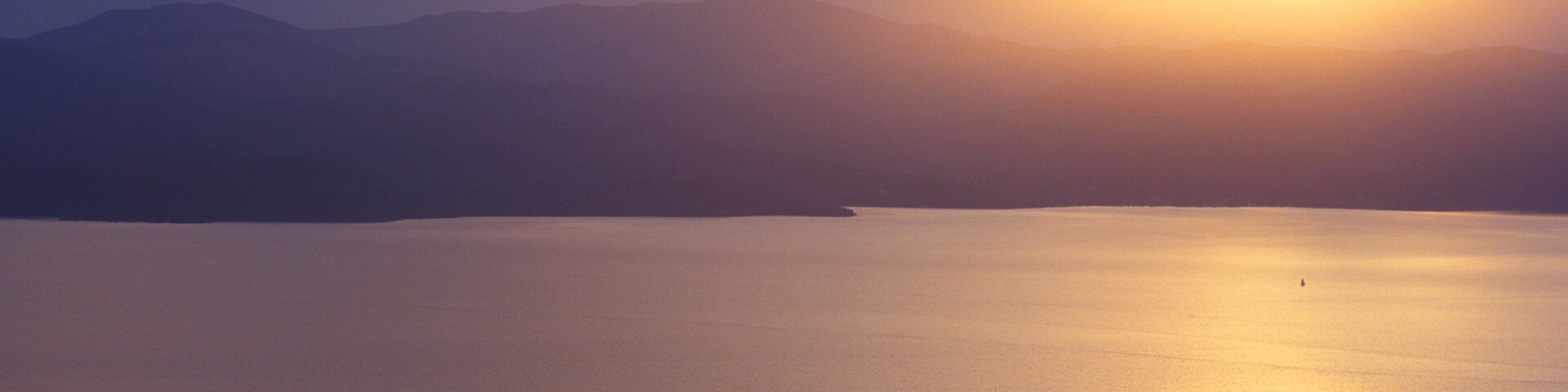 Flathead Lake que inclui um pôr do sol e um lago ou charco