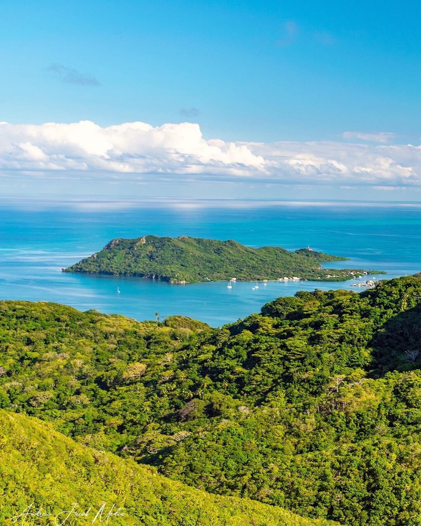 Uma ilha verdejante cercada por águas azul-turquesa.