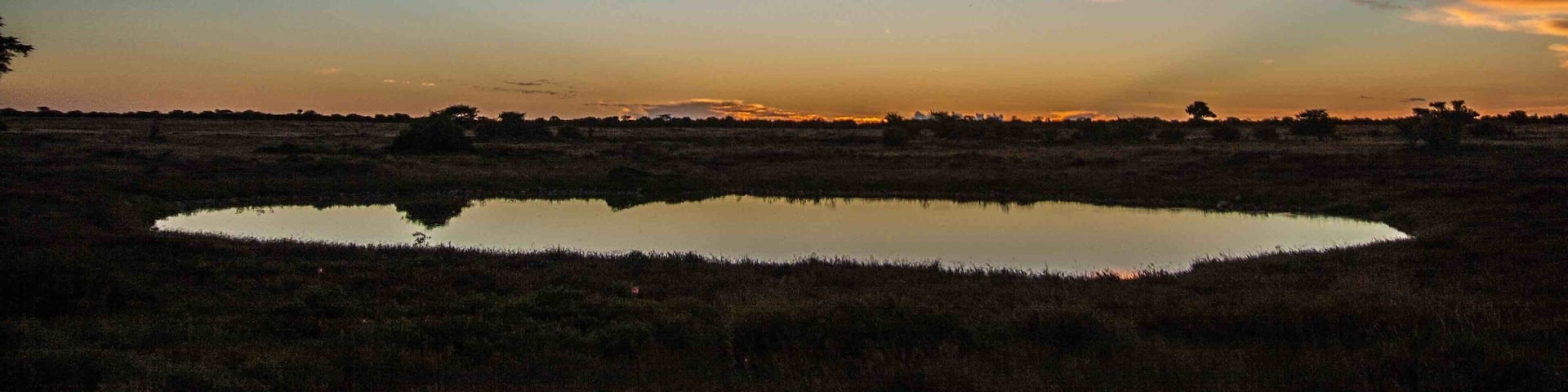 Another stunning #Africa #sunset from my Dragoman #overland trip in 2011, this time at #Okaukuejo Camp in #Namibia 🇳🇦. This is within the #Etosha #NationalPark, so that pool in the foreground is actually a waterhole which is regularly used by elephants, giraffes and other amazing creatures.
#LifeAtExpedia