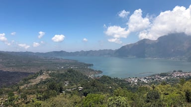 Paisagem montanhosa com um lago e edifícios dispersos.