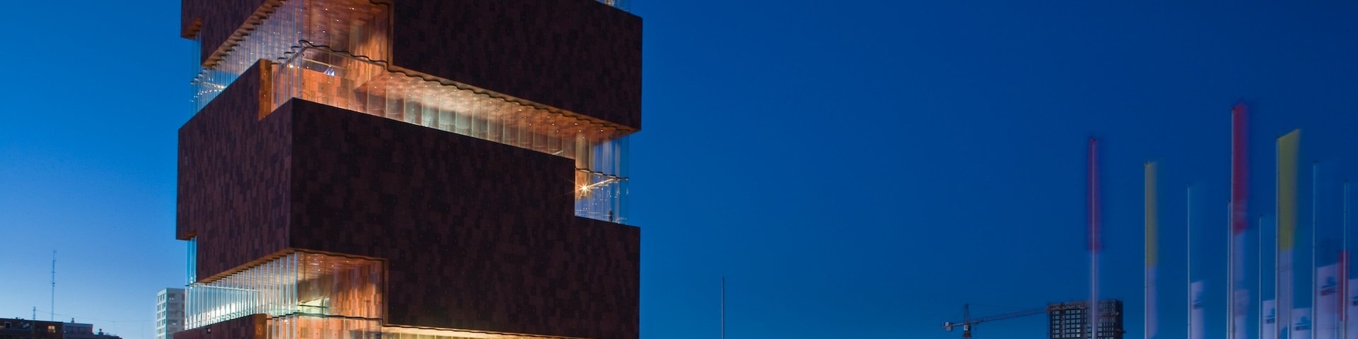 Museum Aan de Stroom mostrando arquitetura moderna e cenas noturnas