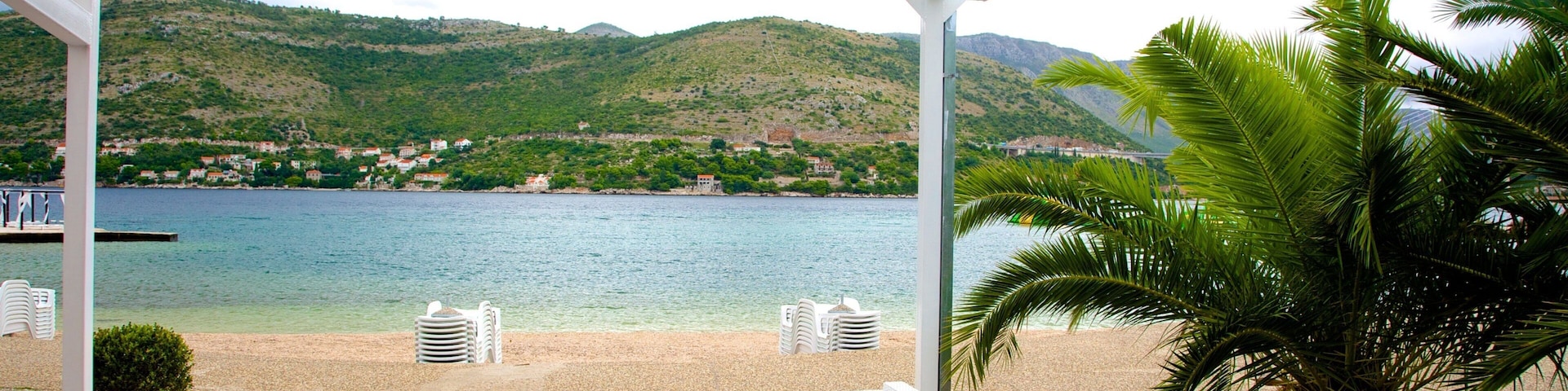 Praia de Copacabana mostrando uma praia de areia