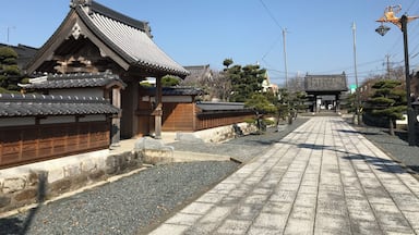 Um templo japonês tradicional com telhados cobertos de telhas e estruturas de madeira.