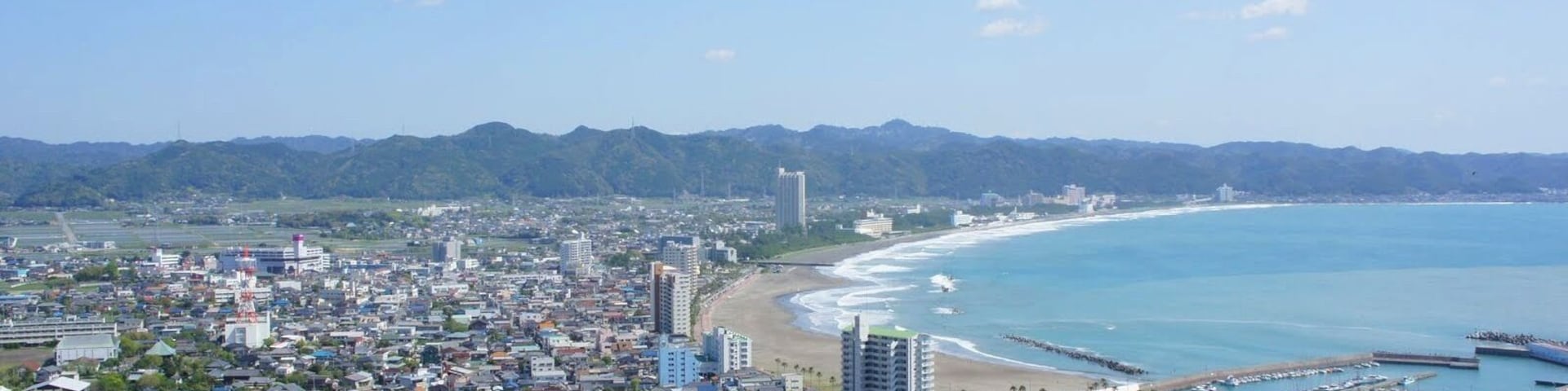 千葉県鴨川市、魚見塚展望台こと誓いの丘にて。高台にあるので、昔は魚群を見つけるのに使っていたのでこの名前、とか。女神の像が建っています。また、誓いの丘、ということで、ここで誓いを立てる人も。誓いを守る約束として、鍵をつけて行く人が多く、辺りは鍵だらけになっています。