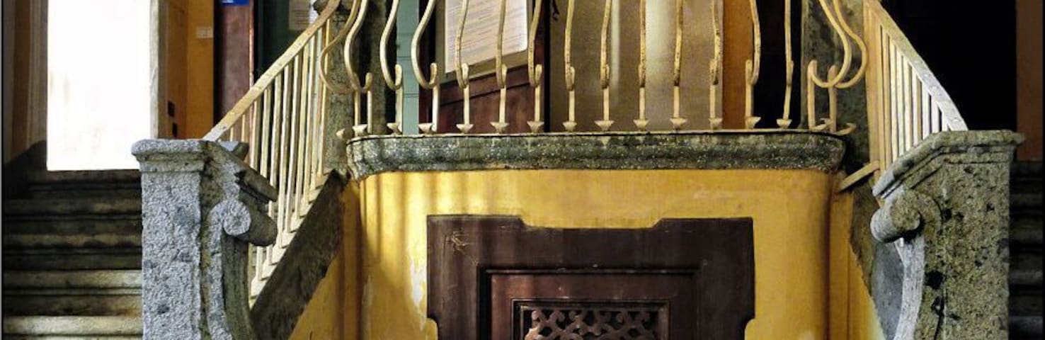 La scala di accesso (in piperno) al piano ammezzato di Villa Meola a Portici - Italia.