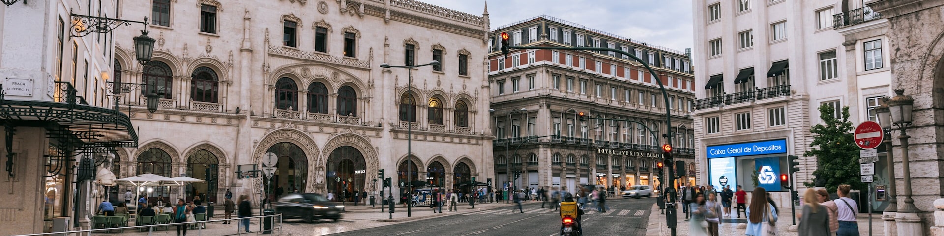 Avenida da Liberdade showing street scenes and a city