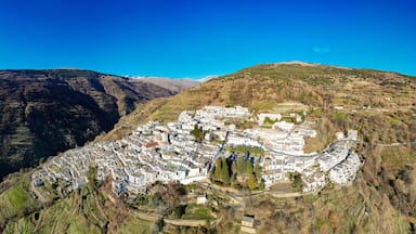 Uma aldeia montanhosa com edifícios brancos aninhada num vale.