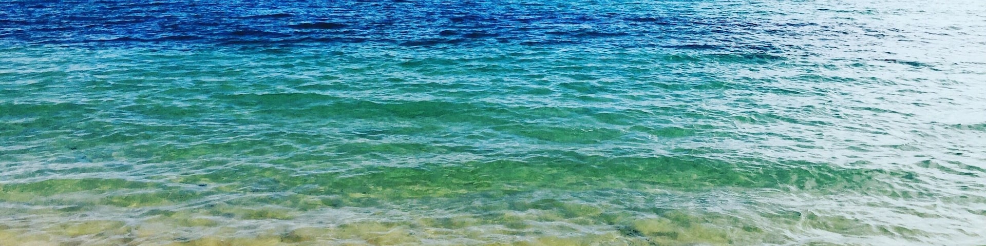 the sea here seems multi coloured looking across the water at Lobos! The fish, although not colourful! are in abundance by the pier right to the waters edge 😊