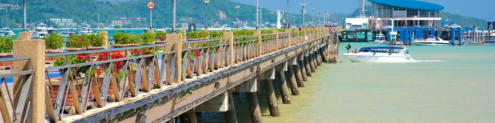 Píer de Chalong que inclui canoagem e uma baía ou porto