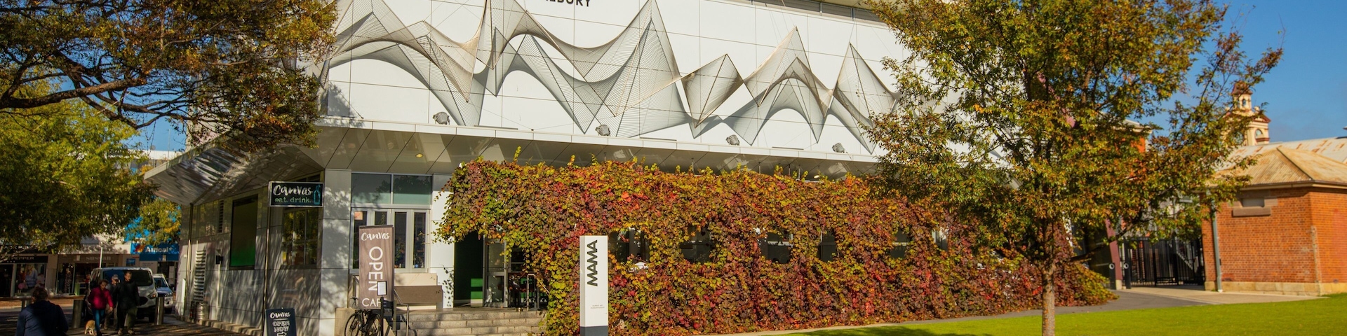 Edifício do Museu de Arte Murray Albury com design arquitetônico único, rodeado por árvores e área gramada.