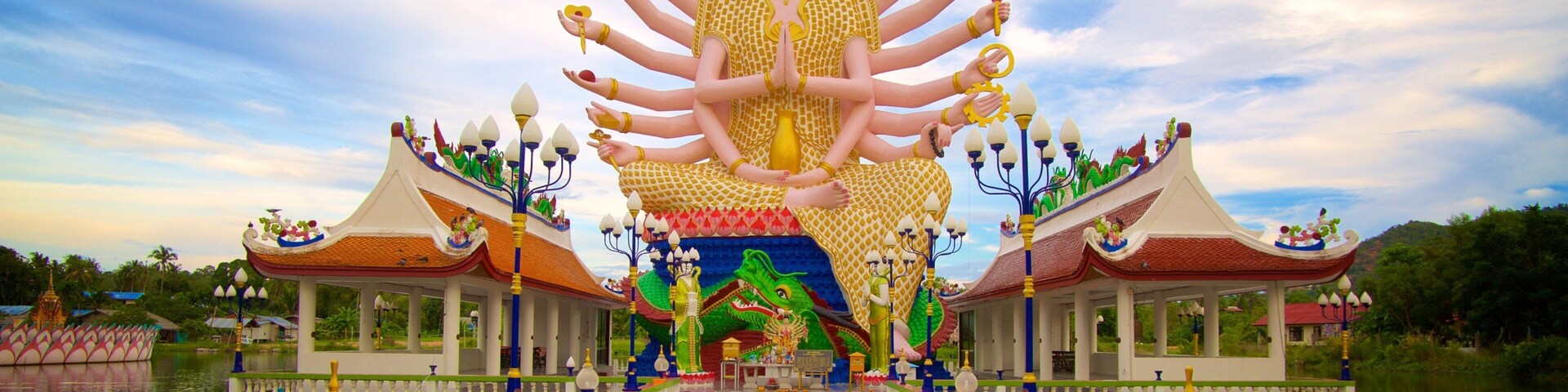 Wat Plai Laem que inclui aspectos religiosos e uma estátua ou escultura