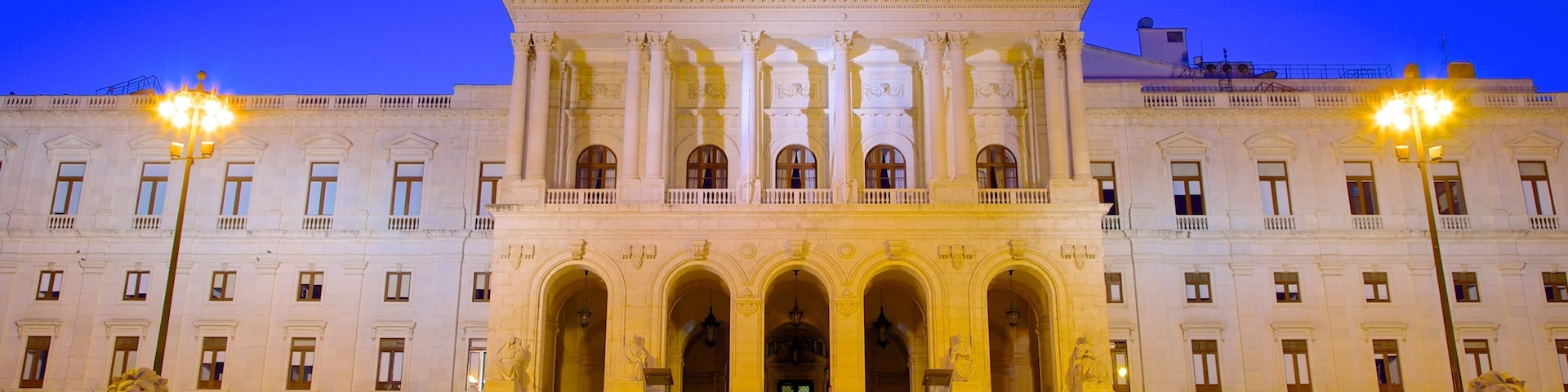Parlamento caracterizando um edifício administrativo, arquitetura de patrimônio e cenas noturnas