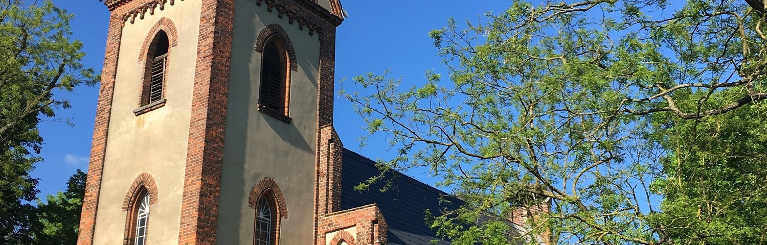 Die neugotische Saalkirche in Wilmersdorf entstand in den Jahren 1880 bis 1883 unter Verwendung von Material eines Vorgängerbaus. In dem Bauwerk in Briesen (Mark) steht unter anderem ein 1703 gestiftetes Altarretabel.