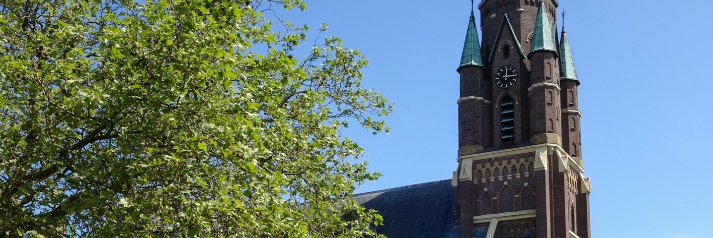 Uma igreja com uma torre alta e um campanário.