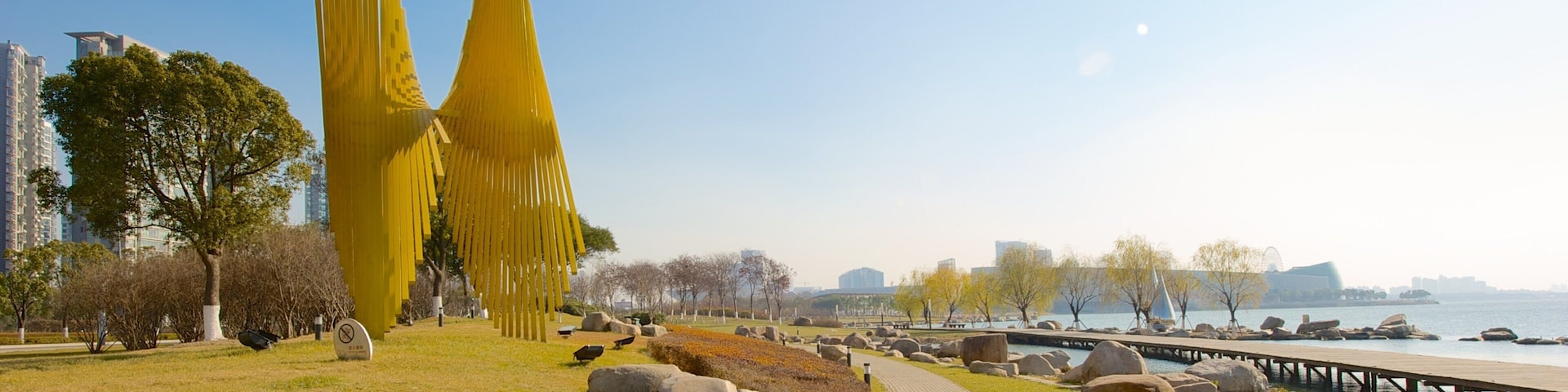 Jinji Lake showing a garden and outdoor art