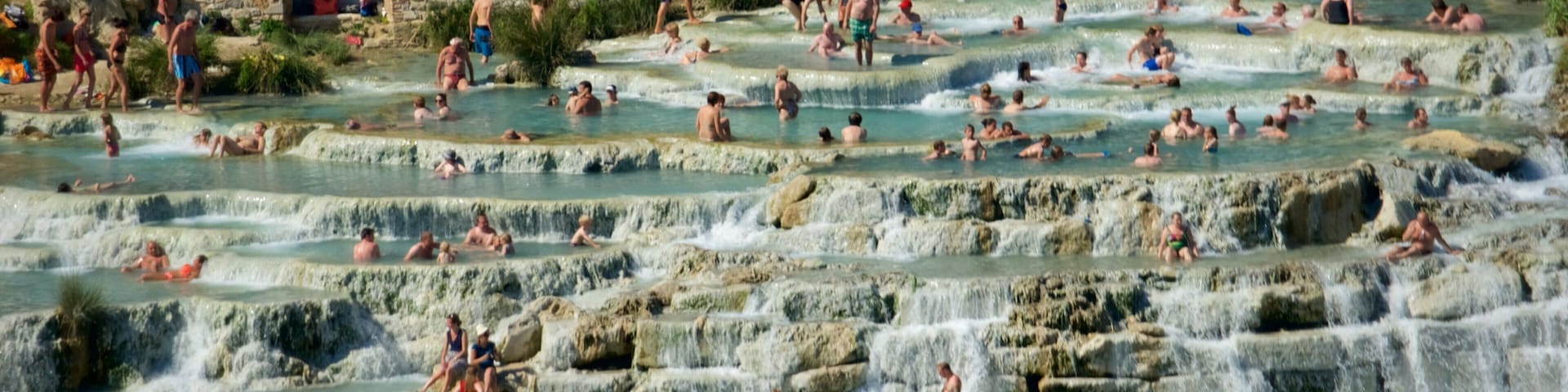 Grosseto mostrando uma fonte termal assim como um grande grupo de pessoas