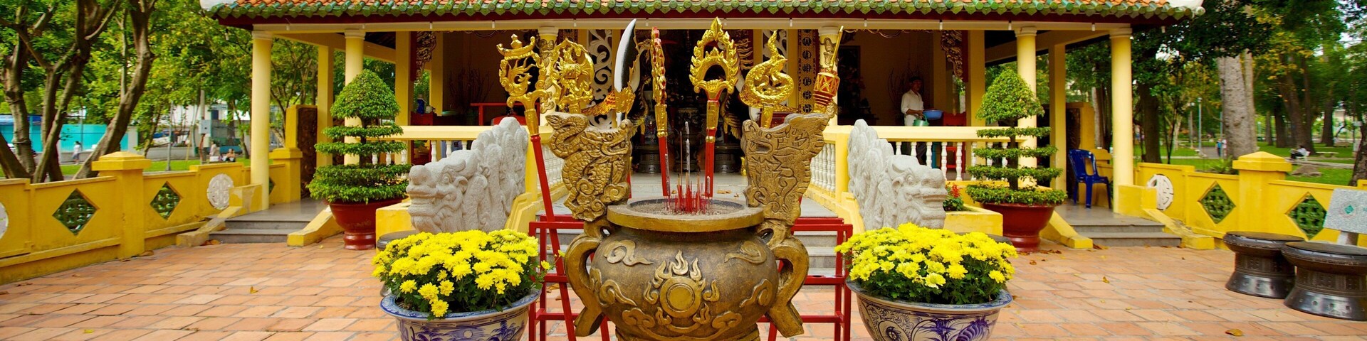 Tao Dan Park showing a park, a temple or place of worship and religious aspects