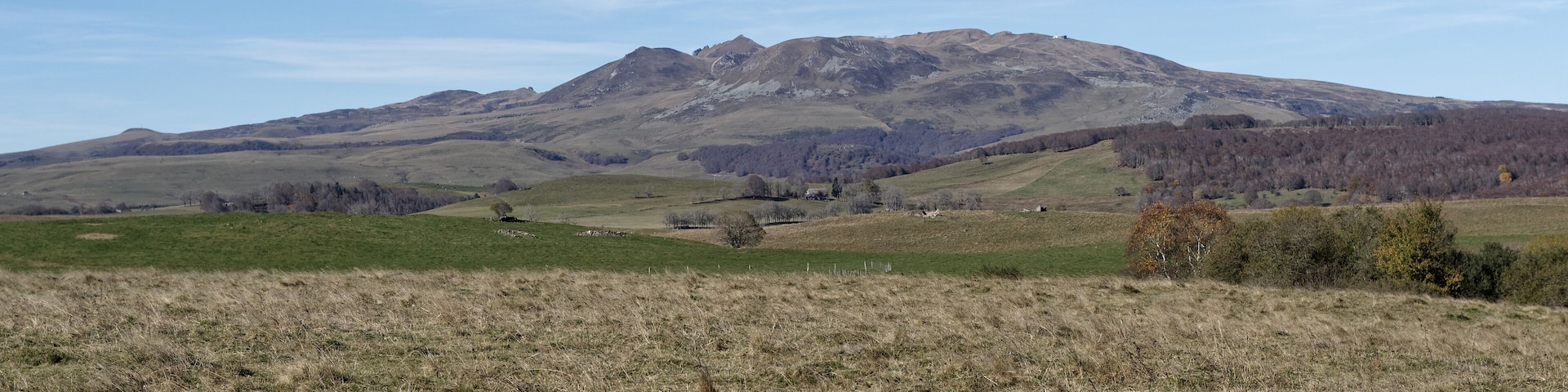 Les monts du Cézallier depuis le lieu-dit Graffaudeix à Égliseneuve-d'Entraigues, dans le Puy-de-Dôme.