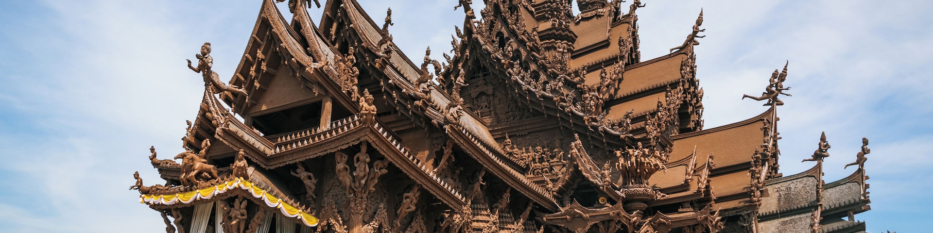 Um templo detalhado e ornamentado, com vários níveis e estátuas.