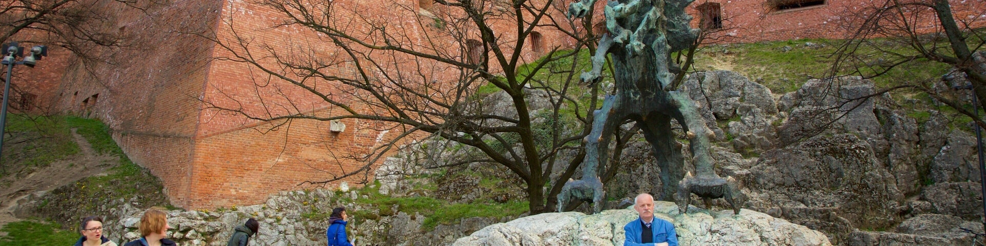 Dragon\'s Den caracterizando uma estátua ou escultura assim como um pequeno grupo de pessoas