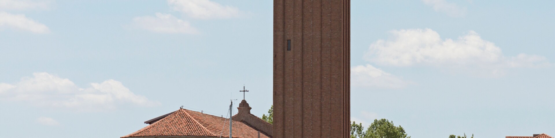 English: The apse and the church bell tower of Sant'Elena, in en:Venice Venice.