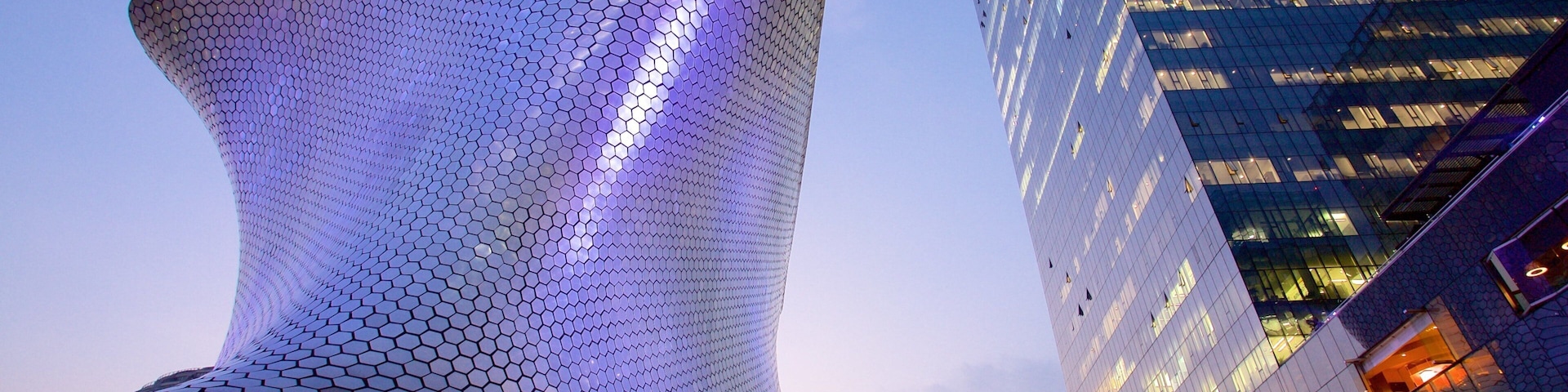 Museo Soumaya showing modern architecture and a city