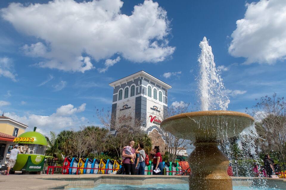 Uma fonte, uma torre e um carrinho de comida.