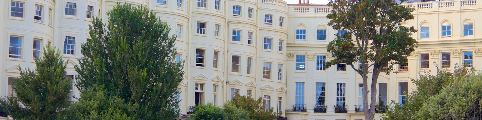 Palmeira Mansions showing a park and a city