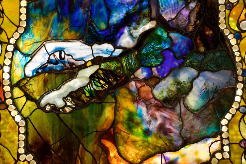 Vitral com desenho de sereia.