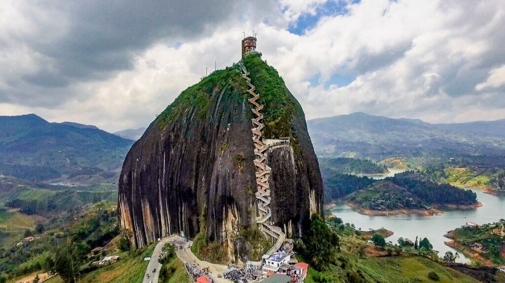 Uma grande formação rochosa com uma escadaria sinuosa que leva a uma torre.