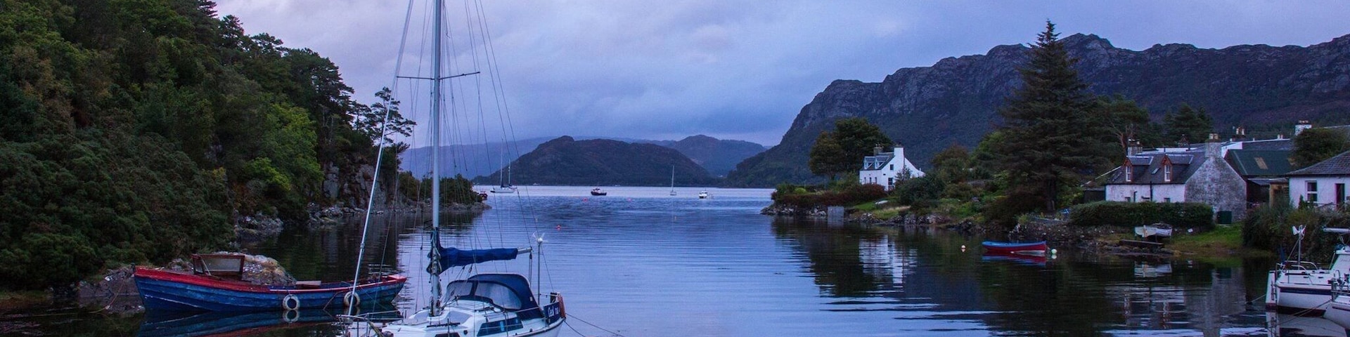 The charming village of Plockton. A quiet place, nice to be able to relax by the seaside. 
#plockton #scotland #lochcarron #westerross #seaside #sailboat #reflections #LifeAtExpedia