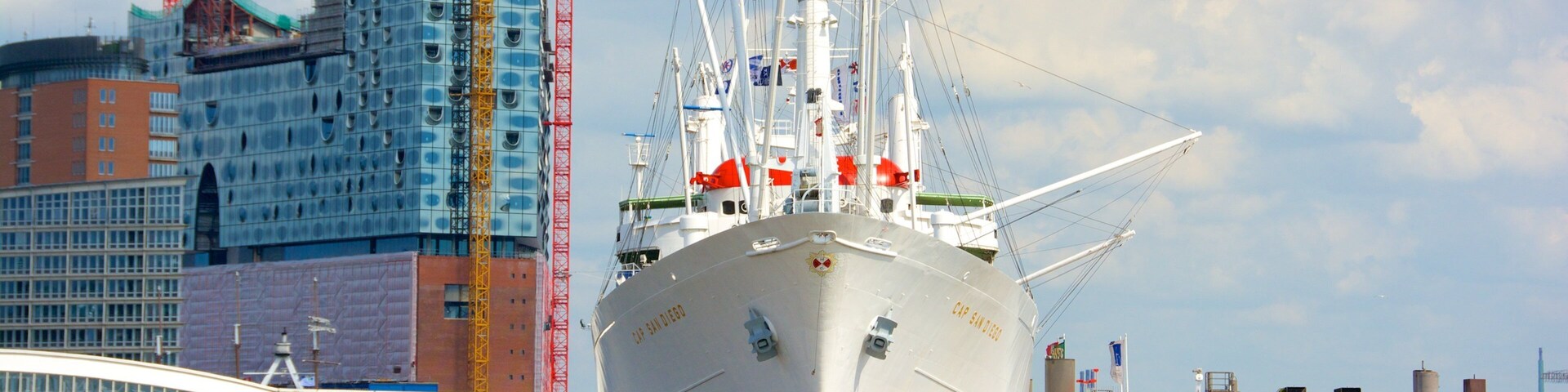Cap San Diego caracterizando uma baía ou porto, uma cidade e uma marina