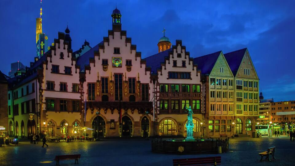 Seit dem 15 Jhd ist der Römer, das Rathaus mit seiner Treppengiebelfassade in Frankfurt ein Wahrzeichen der Stadt. Das Mittlere, der ursrüngliche drei eigenständigen Gebäude ist das "Haus zum Römer". Since the 15th century the Roemer, the town hall with its stepped gable facade in Frankfurt, is a city landmark. The middle building of the original three separate buildings is called „the Roemer“.