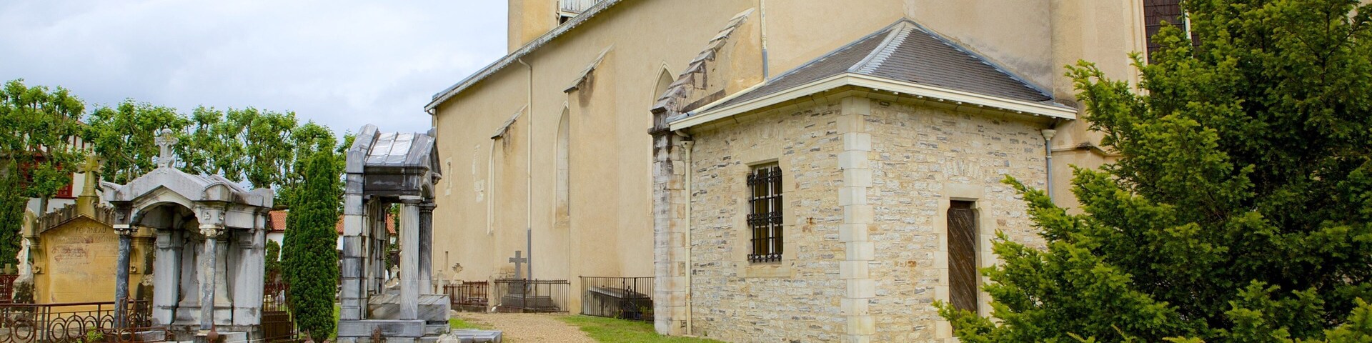 Saint Martin Church which includes heritage architecture, a cemetery and a church or cathedral