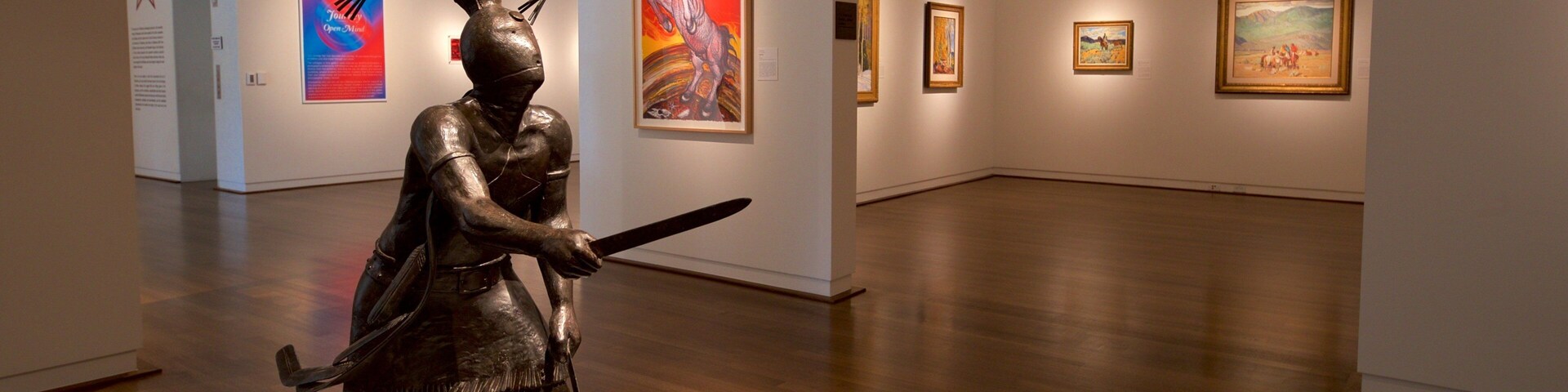 Museu de ArteFred Jones Jr. caracterizando vistas internas, uma estĂĄtua ou escultura e arte